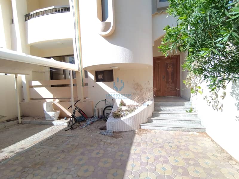 spacious-4bhk-duplex-villa-maid-room-balcony-wardrobe-in-basra