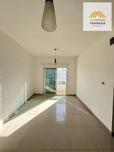 A room and a hall with a bathroom and a balcony, central air ...