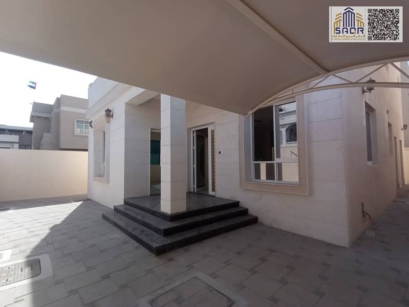 Villa in a prime location near the main road and all services ...