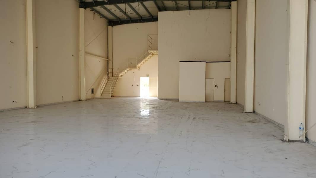 Showroom for rent in Julfar, Ras Al Khaimah. 600 sqm, 10 m height, 75 ...