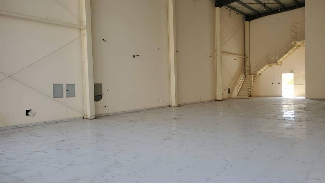Showroom for rent in Julfar, Ras Al Khaimah. 600 sqm, 10 m height, 75 ...