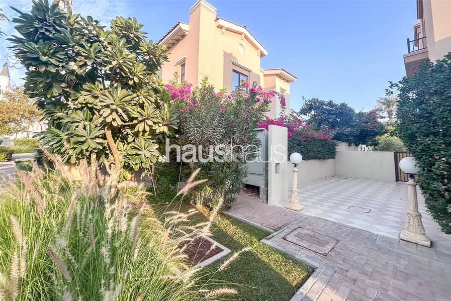 Huge Corner Plot | Single Row | Upgraded | Bayut.com