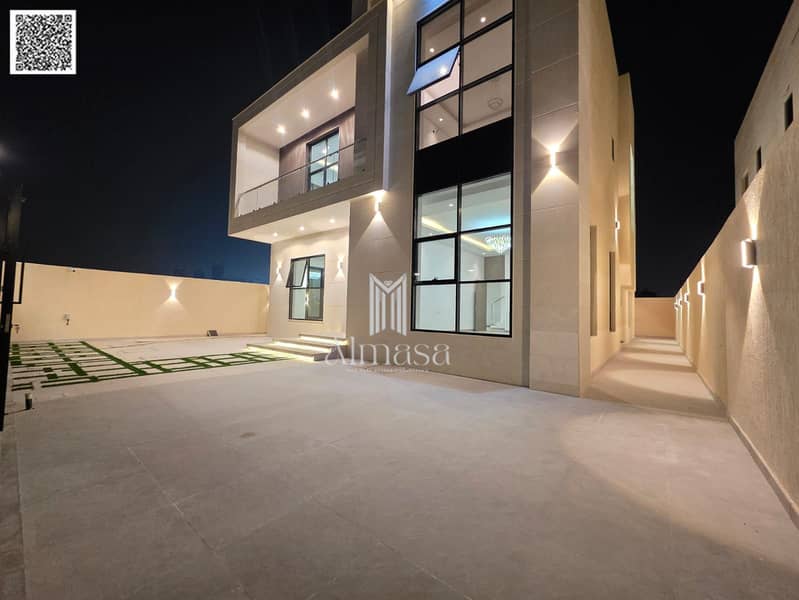 Modern villa with a large yard, super deluxe finishing, at a special ...