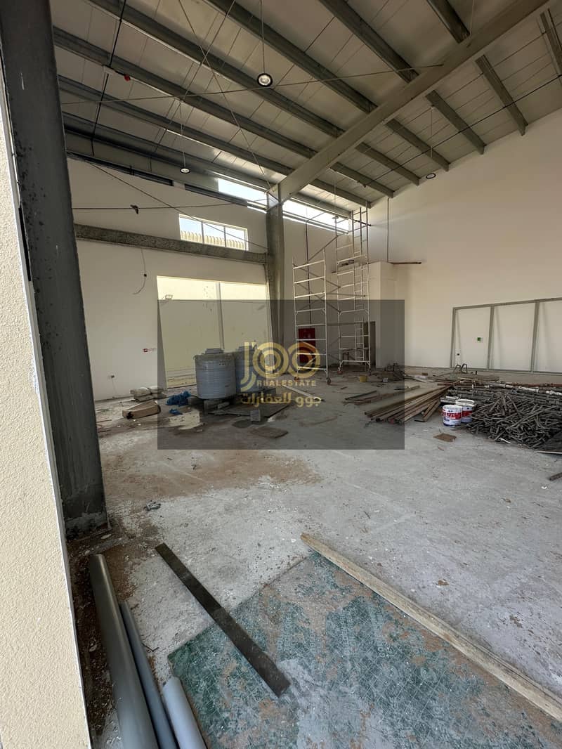 A complex consisting of land and three warehouses / Electricity 135 ...