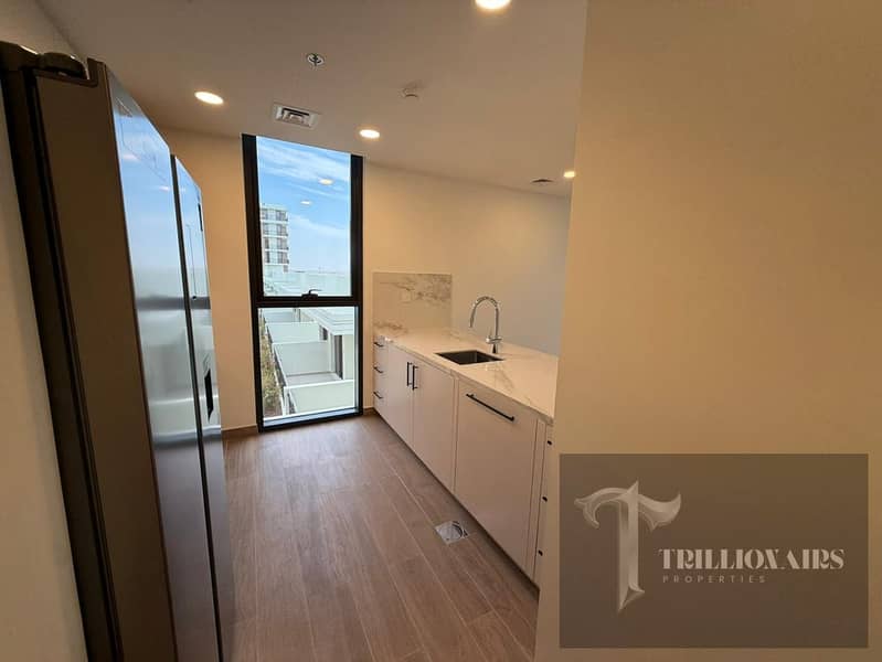 EXCLUSIVE | UNIQUE SPECIOUS LAYOUT | SEMI CLOSED KITCHEN | PRIME VIEW ...