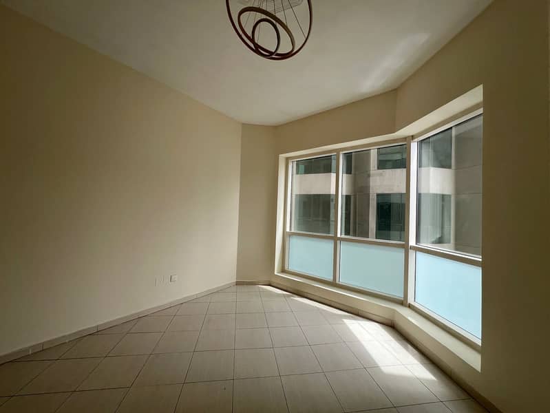Free air conditioning Free gym & swimming pool Three-bedroom apartment ...