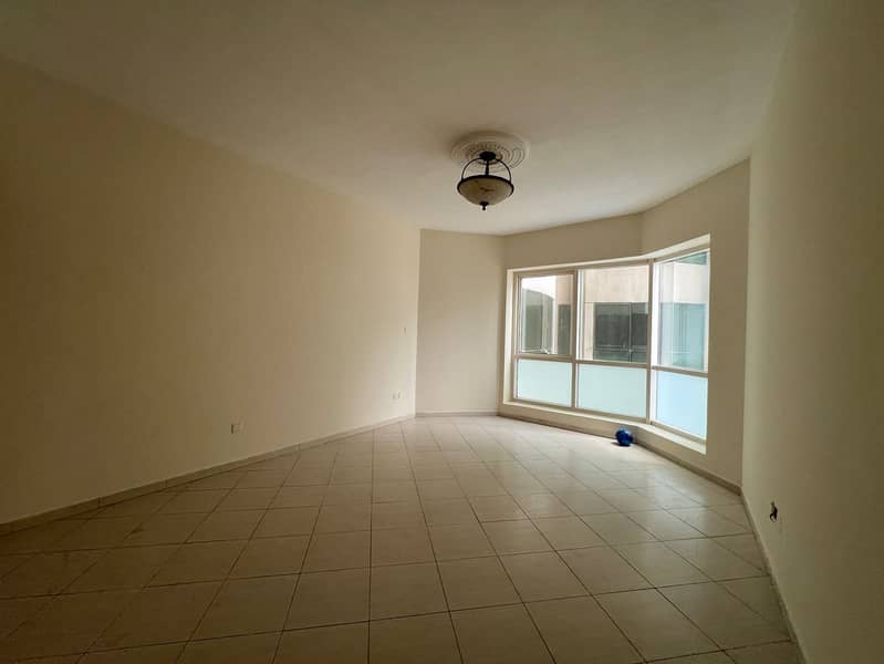 Free air conditioning Free gym & swimming pool Three-bedroom apartment ...