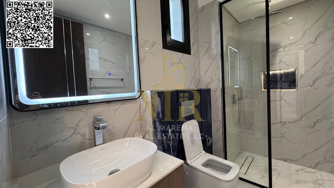 Overlooking the golf course and lake, private pool, spacious and ...