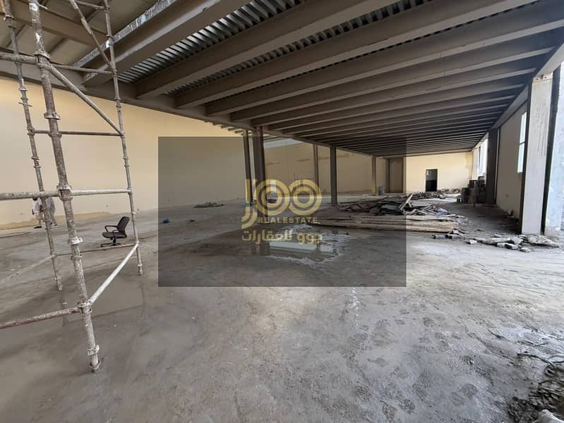 Large mezzanine warehouse space suitable for large and medium-sized ...