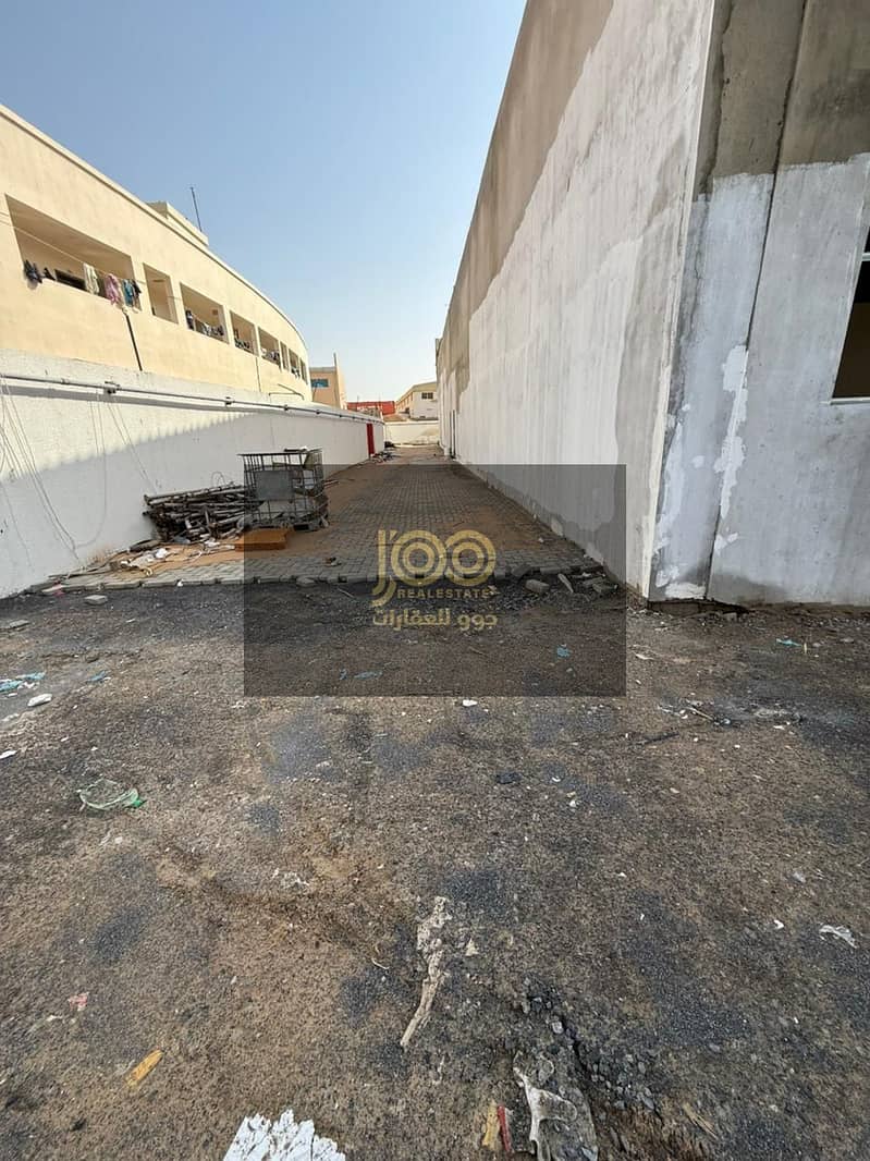 Large mezzanine warehouse space suitable for large and medium-sized ...