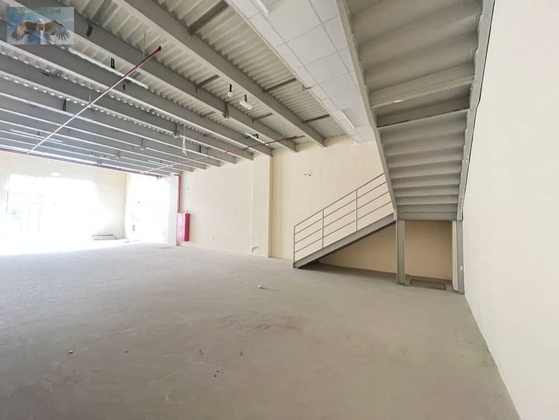Ready-to-use commercial warehouse with two floors, total area of 3,000 ...