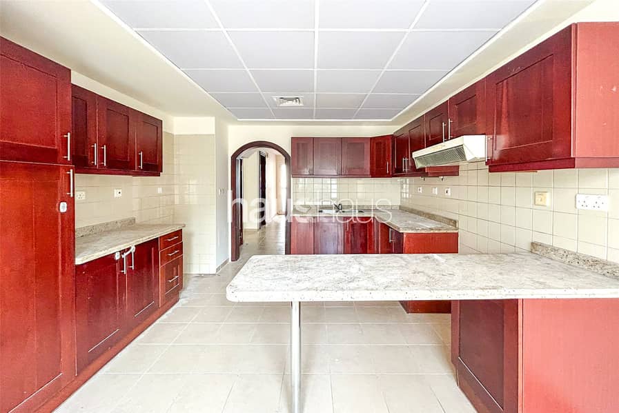 Lake Backing | Huge Plot | Vacant Now | Bayut.com